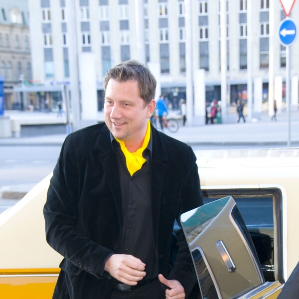 Lauri Viikna: kesklinnas elektritõuksidega kimavad habemega täismehed ...